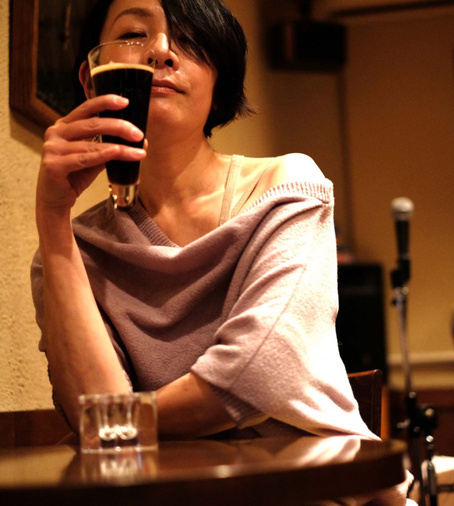 【along with her story】 ミュージシャン RIQUO(リコ) | プレミアムビール「GARGERY」