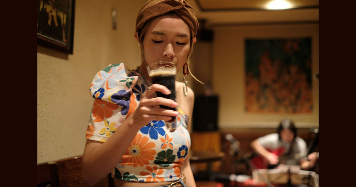 【along with her story】ミュージシャン 富岡美保 | プレミアムビール「GARGERY」